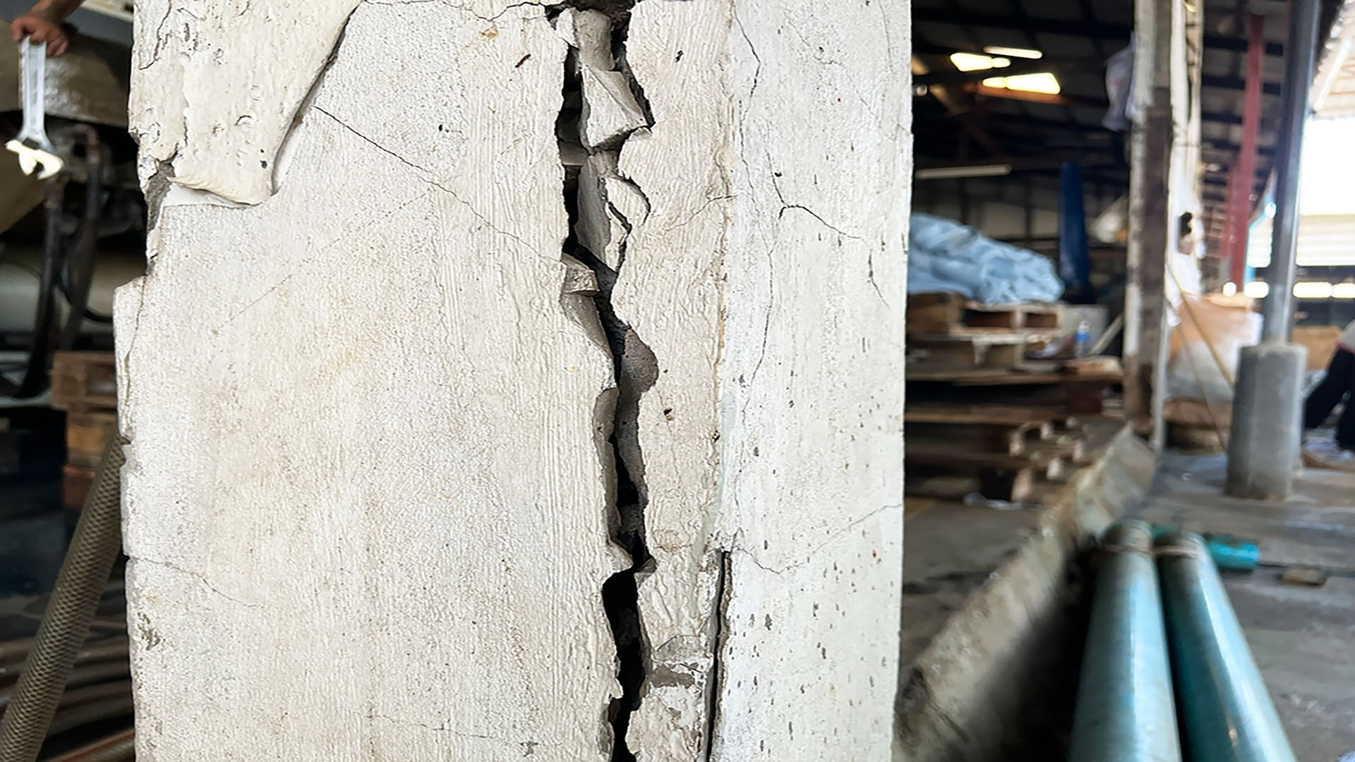 Mengapa Beton Mudah Retak? Berikut Cara Mencegahnya